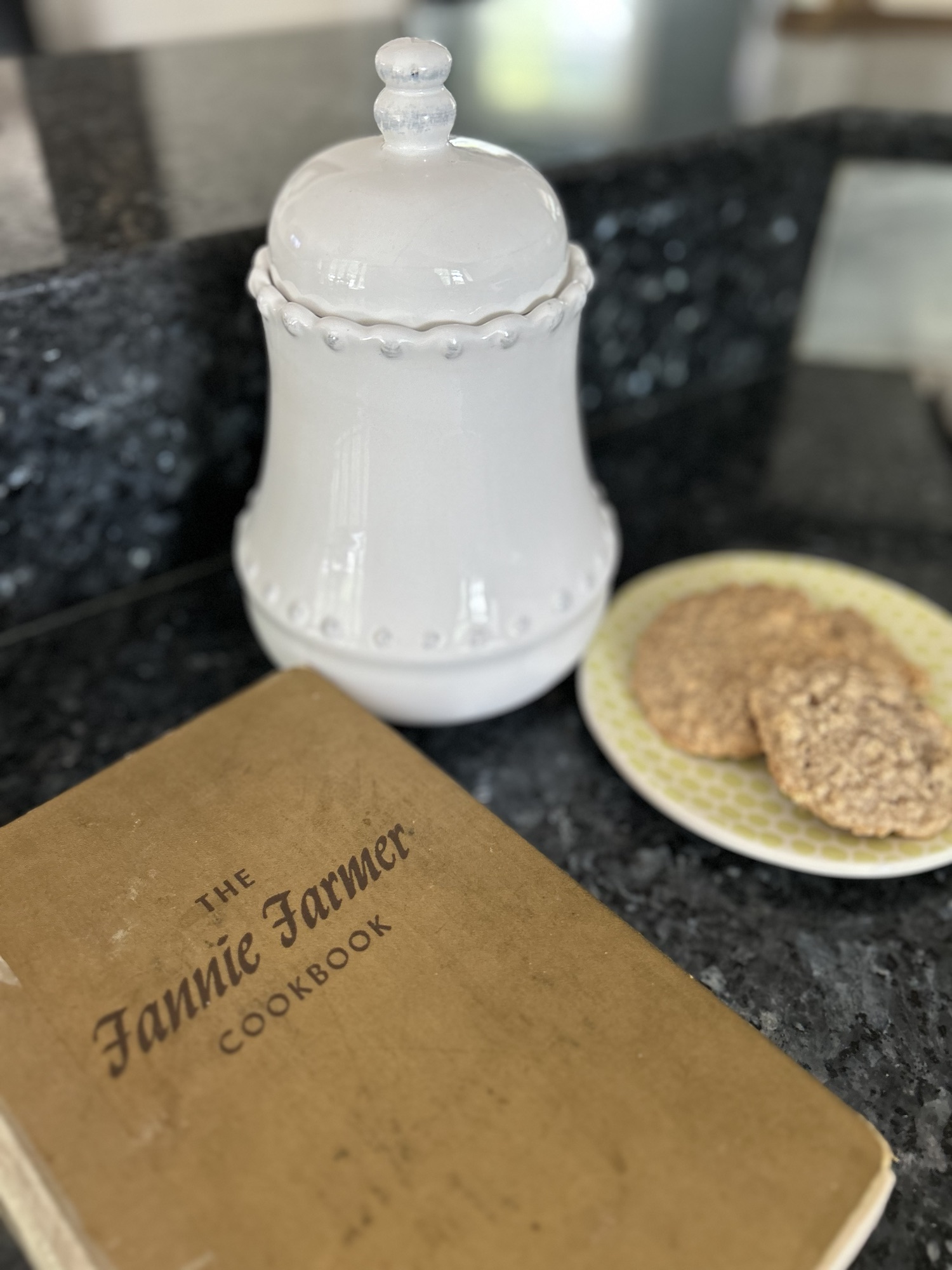 The sweetness of a cookie jar – the Essentialist Family